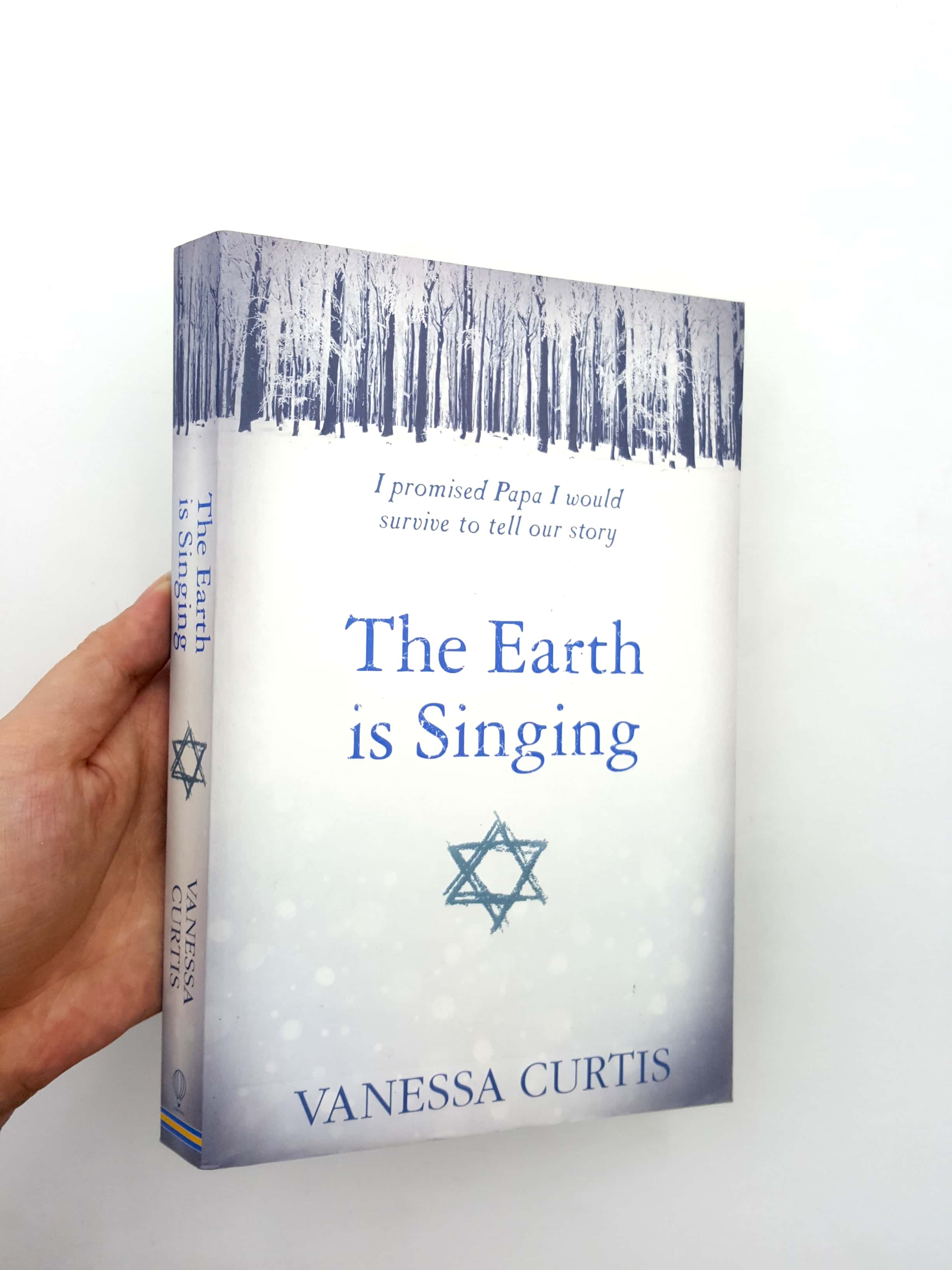 The Earth is Singing - FAHASA.COM